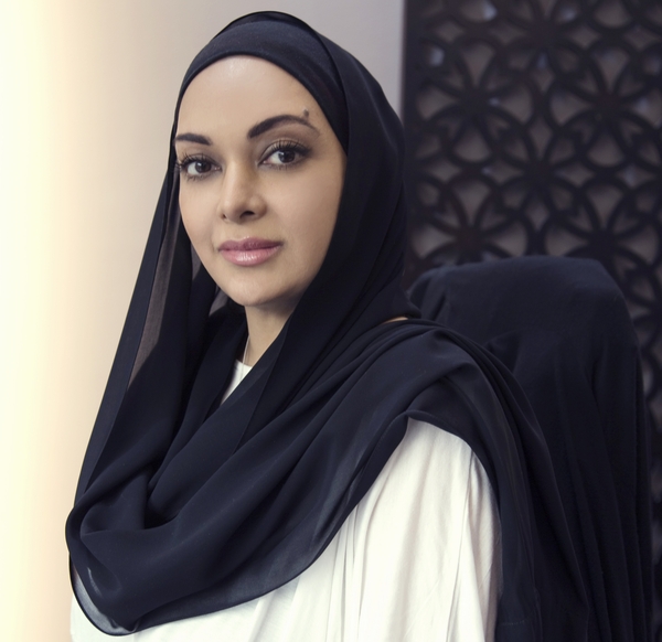 لمحة موجزة عن منى ميرزا - مجلة هي