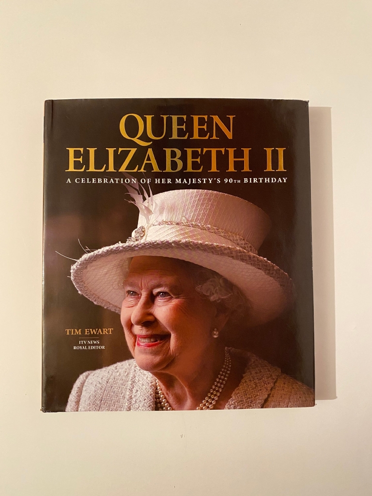 كتب حصرية عن حكم الملكة إليزابيث الثانية: تعرف عليها الآن - مجلة هي