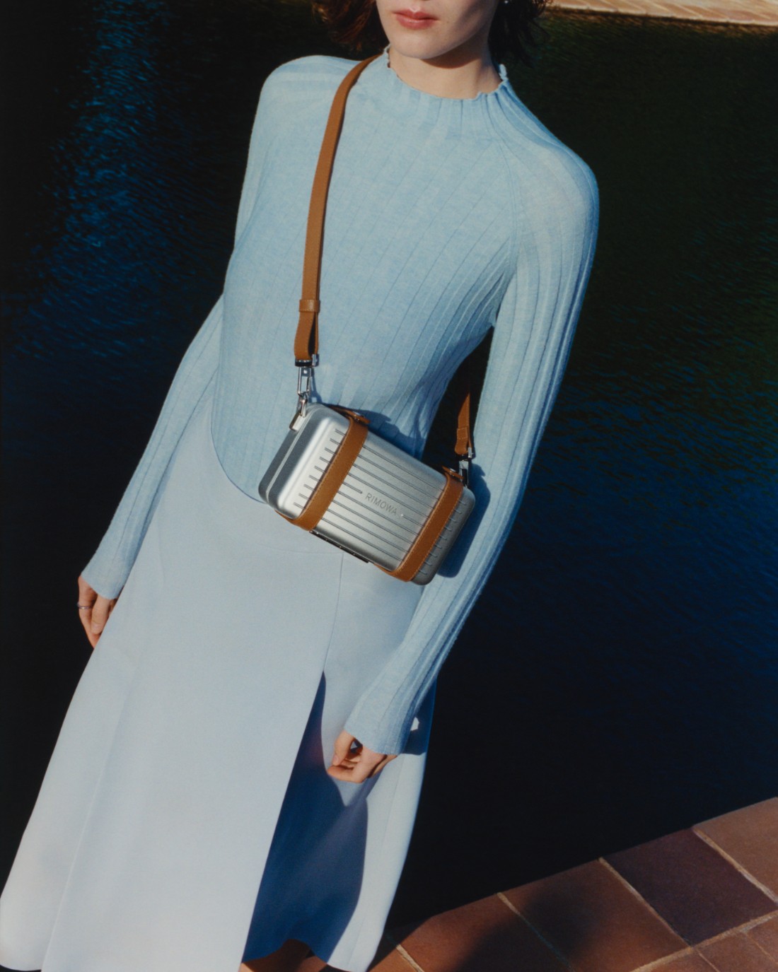 RIMOWA تبهر بإصدار SEA BLUE لتجديد مجموعة ESSENTIAL بأناقة - مجلة هي