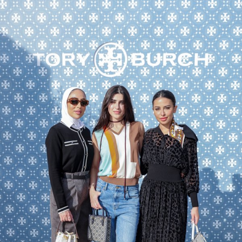 نجوم ومشاهير يشاركون في فعالية Tory Burch SS23 بنادي KYMA BEACH - مجلة هي