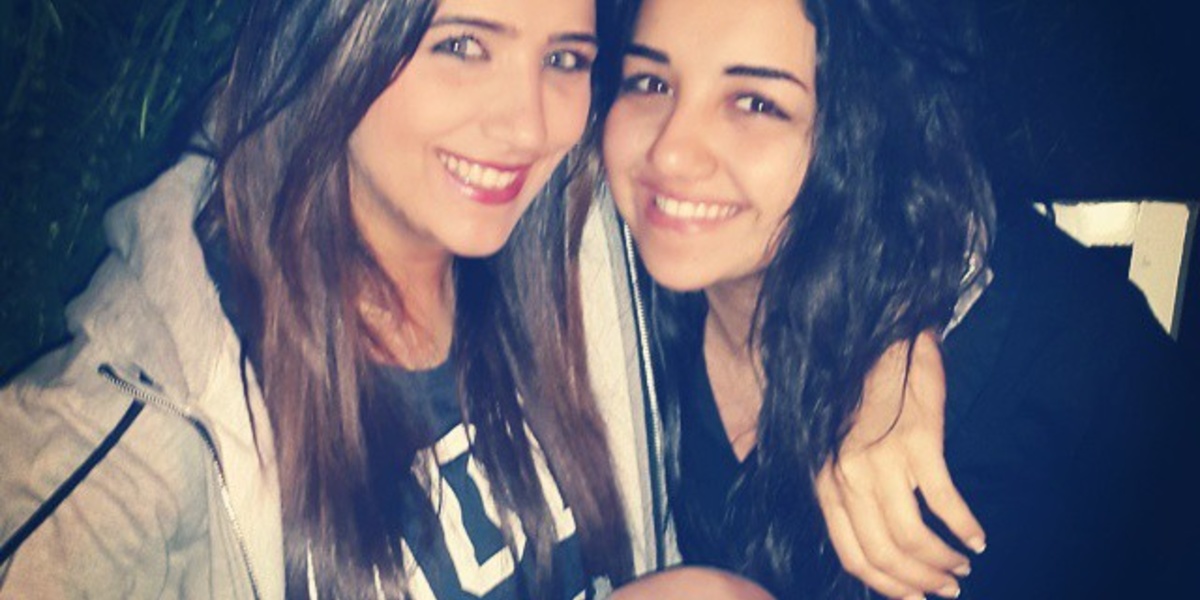 10 صور تجمع بطلة "الأسطورة" بشقيقتها.. فهل تفوقت عليها جمالاً - مجلة هي