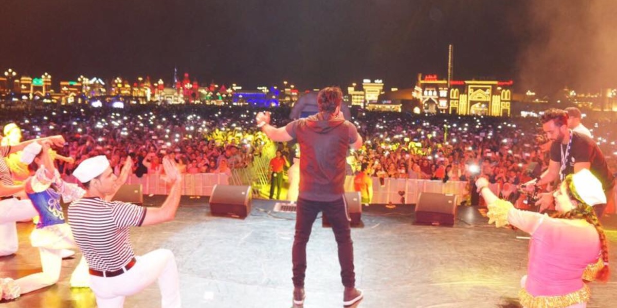 10 صور من حفل تامر حسني بالإمارات.. ومعجبه تجبره على مغادرة المسرح ...