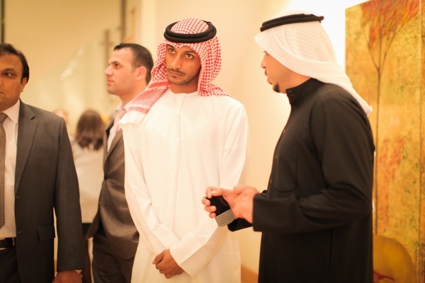 الشيخ بوطي بن سهيل المكتوم يفتتح صالة ألف للفنون - مجلة هي