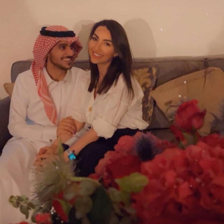 هبة الحسين وعايض يوسف يستمتعان بإجازتهما في جدةفيديو وصور مجلة هي