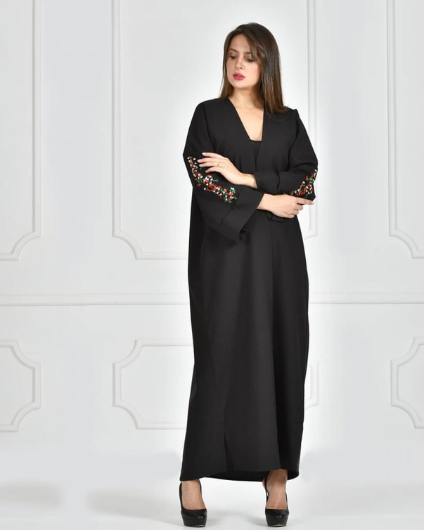 عبايات فاخرة مستوحاة من ألوان العلم الإماراتي - مجلة هي