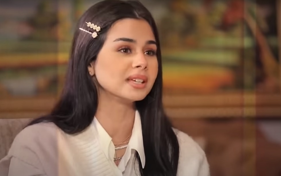 بحضور زوجها سؤال محرج لمنة عرفة عن خطيبها السابق علي غزلان وهكذا ردت