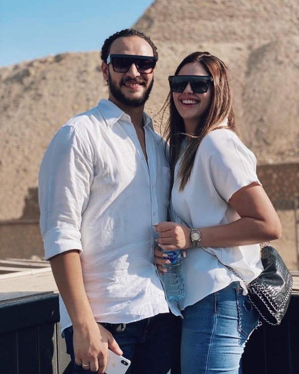 صور هنادي مهنا تحتفل بعيد ميلادها مع أحمد خالد صالح تحت سفح الأهرامات